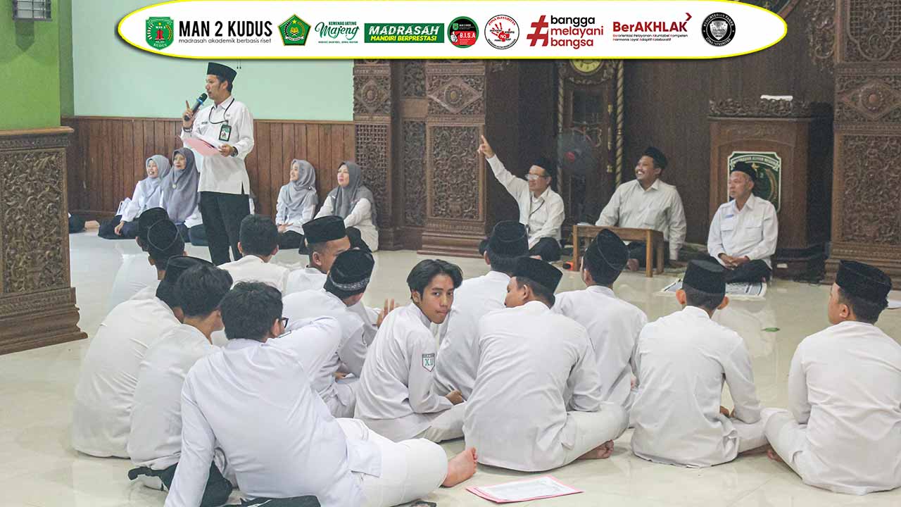 Lulus 100 persen, Siswa Kelas XII Lakukan Sujud Syukur - MAN 2 Kudus